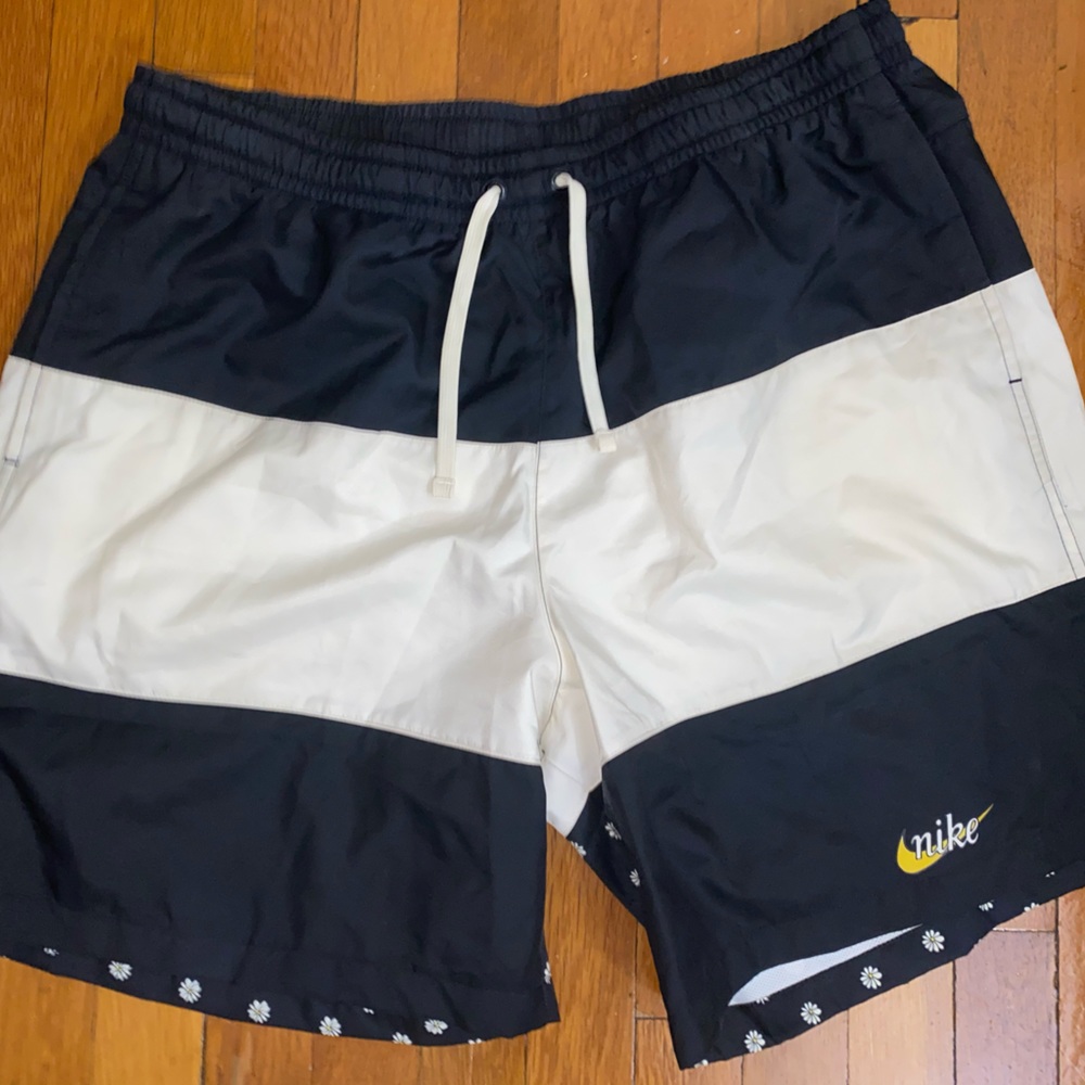 Ladies Nike Woven Shorts Daisy Size Xl - Gem